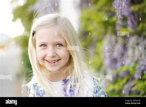 Fille Aux Longs Cheveux Blonds Banque De Photographies Et Dimages Haute R Solution Alamy