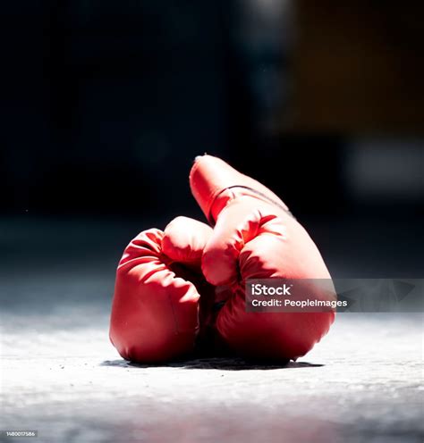 권투 글러브 바닥 및 스포츠는 건강 경쟁 또는 운동을 위해 스튜디오의 어두운 배경에 있습니다 경쟁적인 싸움에서 권투 선수 또는 운동 선수를위한 피트니스 가죽 및 보호 운동복