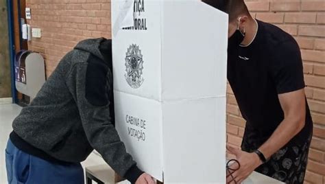 Seções Eleitorais São Preparadas Em Curitiba Para A Votação De Domingo
