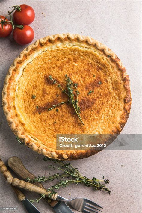 클래식 체스 파이는 전통적인 버터 파이 크러스트와 흰색 베이킹 접시 미국 요리로 속을 채운 달콤하고 커스터디한 속을 짝을 이룹니다 과거에 대한 스톡 사진 및 기타 이미지