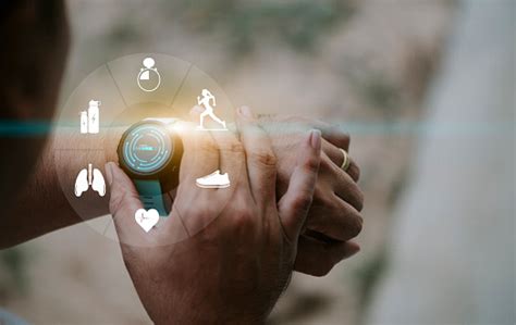 스마트 워치를 가진 달리기 남자 다양한 건강 및 피트니스 정보를 표시하는 스마트워치 시계는 그 사람이 현재 달리고 있음을 보여줍니다 운동하면서 건강을 체크하는 컨셉 기술