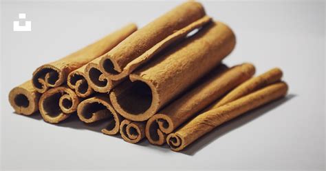 하얀 테이블 위에 놓인 시나몬 스틱 더미 사진 Unsplash의 무료 음식 이미지