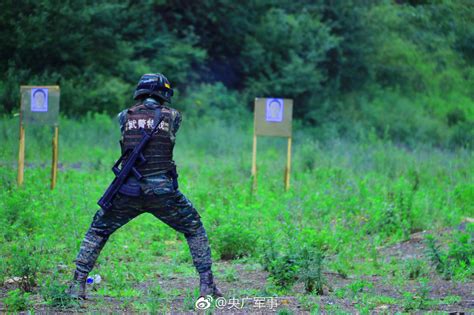 看武警特战队员多姿势射击燃爆眼球