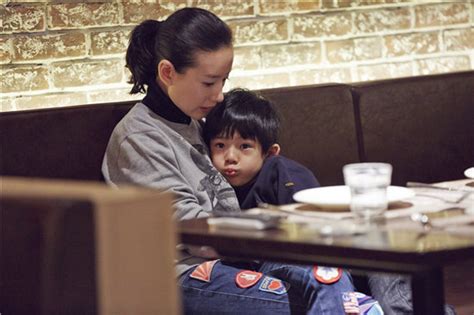 董洁顶顶孩子和爸爸大山谷图库
