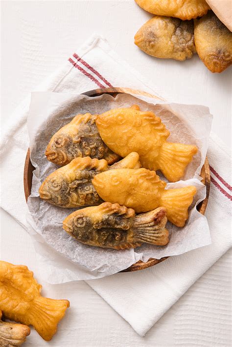 유토이미지 종이 봉투에서 쏟아져 나온 붕어빵과 접시 위에 올려진 붕어빵