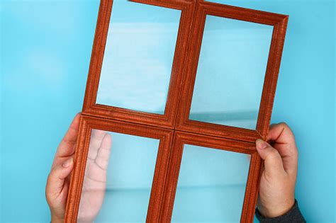 내용 Diy 사진 프레임 및 황산 마그네슘 분말에서 서리가 패턴 겨울 창 만들기 하는 방법 겨울 크리스마스 홀리데이 장식 가이드 단계적으로 Diy에 대한 스톡 사진 및 기타