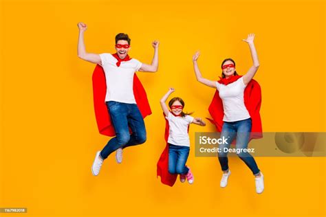 미친 아빠 엄마와 여우 딸 점프 높은 착용 만화 슈퍼 히어로 케이프 고립 된 노란색 배경 가족에 대한 스톡 사진 및 기타 이미지 가족 날기 남성 Istock