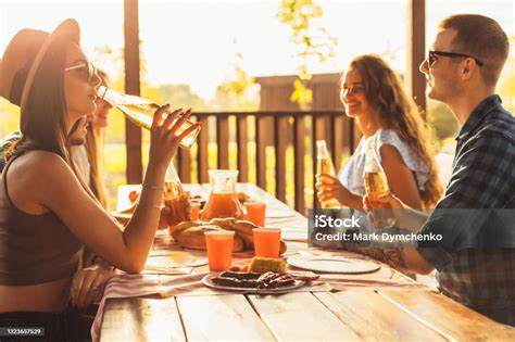 집에서 뒷마당 파티에서 즐거운 시간을 보내는 친구들 함께 웃고 맥주를 마시고 야외에서 저녁 식사를하는 젊은이들 고기에 대한 스톡 사진 및 기타 이미지 Istock