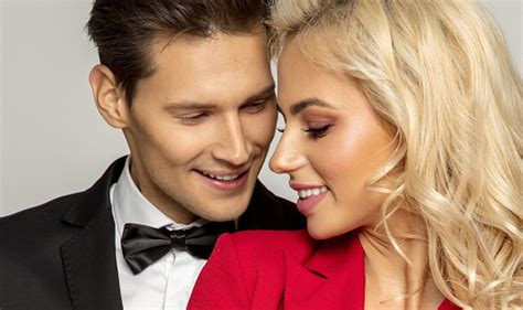 회색 배경에 고립 된 빨간 드레스에 검은 양복과 금발 웃는 여자에 잘생긴 남자의 초상화 2명에 대한 스톡 사진 및 기타 이미지 2명 관능 금발 머리 Istock