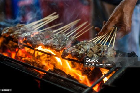 싱가포르의 사토이 길거리 음식 시장에서 뜨거운 석탄을 요리 하는 고기 꼬치 랑카위 섬에 대한 스톡 사진 및 기타 이미지 랑카위 섬 가연성 거리 Istock