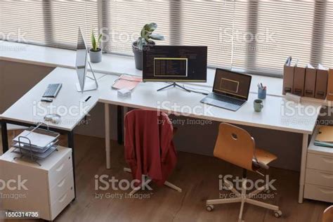 테이블에 두 대의 컴퓨터가 있는 사무실 작업 공간 It 프로그래밍 개념 0명에 대한 스톡 사진 및 기타 이미지 0명 개발 교육 Istock