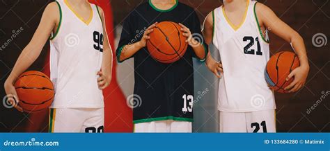 Het Team Van Het Jonge Geitjesbasketbal Jonge De Holdingsballen Van Basketbalspelers Op