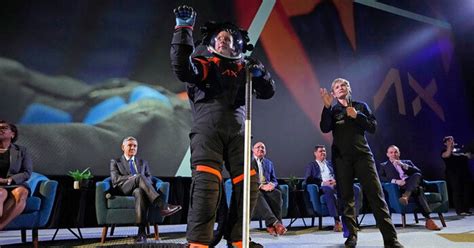 이젠 백인 남자 전유물 아냐달에 갈 때 입을 새 우주복 공개