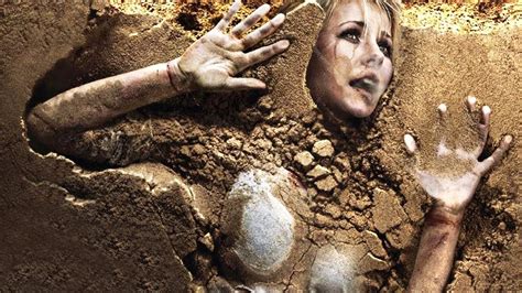 دختر تو یه اتاق مخفی گرفتار شده درحالی که شن به آهستگی داخلش ریخته