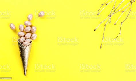 노란 종이에 부활절 달걀 황금 색깔을 가진 행복 한 부활절 배경 축제 개념입니다 평면도 평평한 누워 텍스트의 공간을 복사 합니다 4월에 대한 스톡 사진 및 기타 이미지