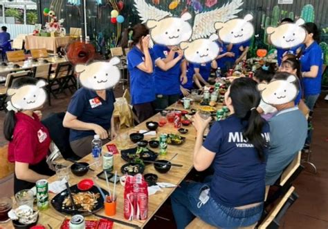 Customer Joins Factory Welcome Dinner Building Bonds Beyond The Line