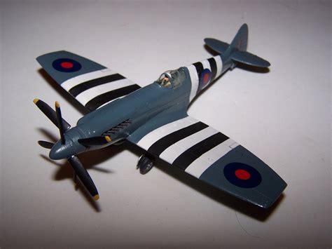 Tim S Spitfire PR19 Completed KUTA XII GB Britmodeller Com