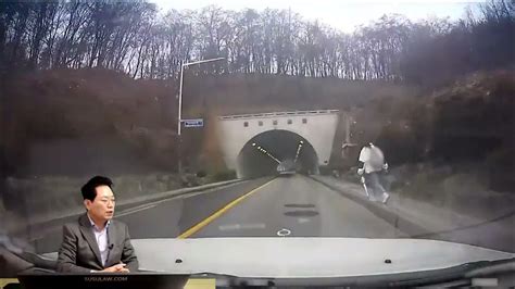 2120회 230202 목 횡단보도사고 02 왕복 10차선 정상 직진 신호 직진중 반대편 차선 차 뒤에서 튀어나온 무단횡단자와 충돌 Youtube