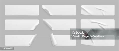 말린 모서리모의 세트가 있는 흰색 붙어 있는 구겨진 스티커 구겨진 주름이 있는 주름이 있는 흰색 접착제 용지 또는 플라스틱 스티커 라벨을 비릅니다 템플릿 레이블 태그가