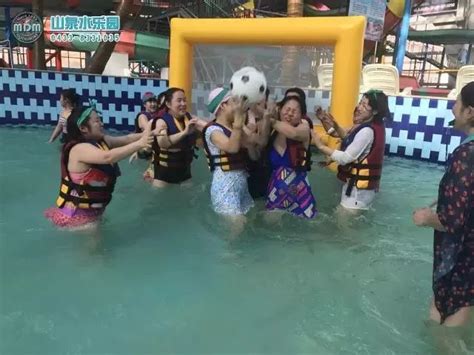 水上乐园三角区黑黑 水上滑梯冲掉衣服 水上乐园走观光瞬间 第10页 大山谷图库