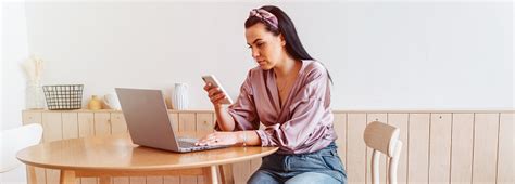 부엌 배너 크기의 테이블에 앉아 노트북 컴퓨터에서 집에서 일하는 여성 스페인 포르투갈 민족에 대한 스톡 사진 및 기타 이미지 스페인 포르투갈 민족 여자 일함 Istock