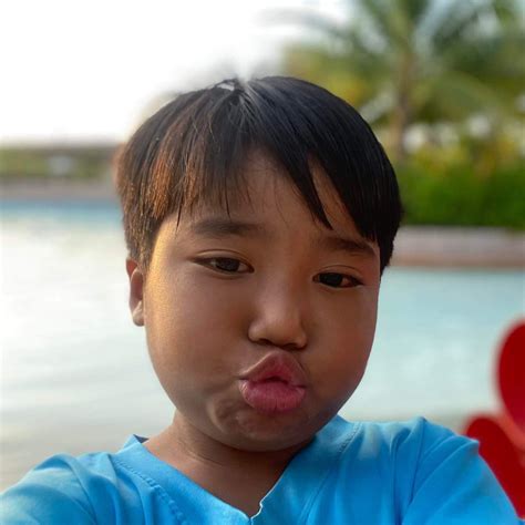 កម្មង់សំលៀកបំពាក់ កម្មង់សំលៀកបំពាក់ និងកាបូប Online Facebook