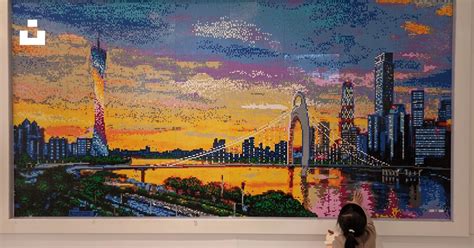 흰색 긴팔 셔츠를 입은 여자가 밤 시간 동안 도시에 서 있다 사진 Unsplash의 무료 예술 이미지