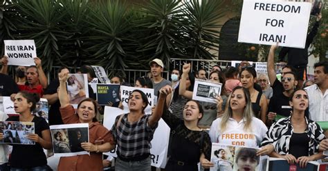 키프로스 주재 이란 대사관 앞 구호 외치는 시위대