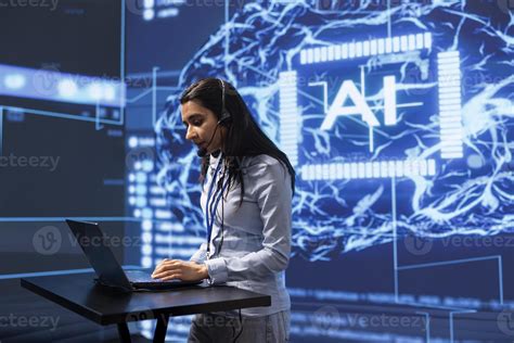 Ingeniero En Alto Tecnología Espacio De Trabajo Gerente Llamada Centrar Tareas Hablando Dentro