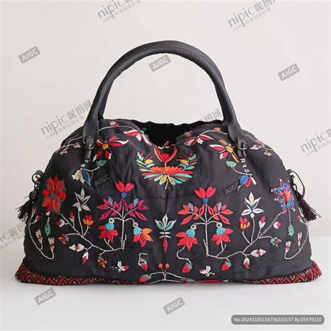 Ai创作图缂丝女包 花型包包 花形底纹手袋 绣花包橱窗 土布女提包 云锦女包 绣花女包 大人包 花纹包包 织花背袋 女士绣花包店 名族女包 客秋包 乡花手工包 绣花皮包 昵图网