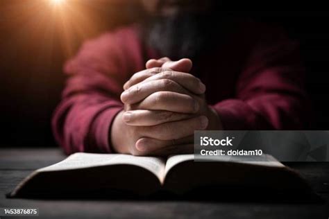 믿음 영성 및 종교에 대한 교회 개념의 성경에 기도로 접힌 손 아침에 기도하는 남자 성경 기도를 하는 남자 어둠 속에서 예배예수 믿는 그리스도인 개념에 대한 스톡 사진 및