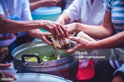 배고픈 가난한 사람들에게 자원 봉사자로부터 무료 음식 제공 음식 기부 개념 음식 공유 자원봉사에 대한 스톡 사진 및 기타 이미지 자원봉사 위기 음식 Istock