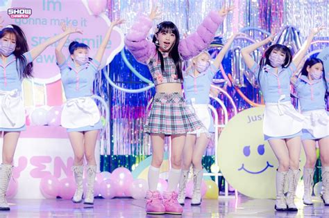 220126 Yena Smiley At Show Champion Kpopping