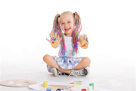 휴일 후에 학교에 갈 준비가 된 행복한 학교 소녀는 학교 개념으로 돌아갑니다 화려한 땋은 머리를 한 소녀는 하얀 배경에 배낭을 메고 웃으며 좋은 분위기로 웃고 있다 9월에