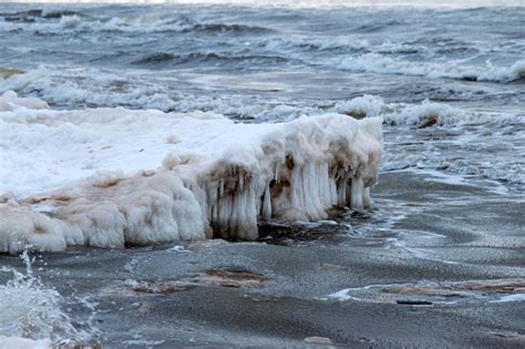 해변에 누워있는 얼음 조각 다양한 크기의 고드름이 모래 언덕의 물 모래 및 얼음 질감에 반영됩니다 0명에 대한 스톡 사진 및 기타 이미지 Istock