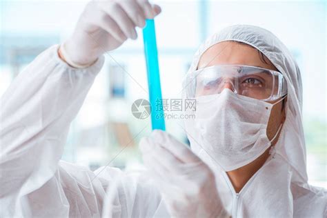 在危险化学品实验室中工作的化学高清图片下载 正版图片502926872 摄图网