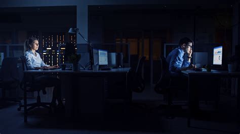 사무실에서 늦은 밤에 작업 비즈니스 사람들은 데스크톱 컴퓨터를 사용 하 여 분석 문서 사용 문제 해결 중요 한 프로젝트를 완료