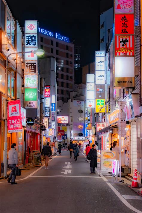 생동감 넘치는 네온사인이 도쿄의 번화한 거리를 비춥니다 사진 Unsplash의 무료 도쿄 이미지
