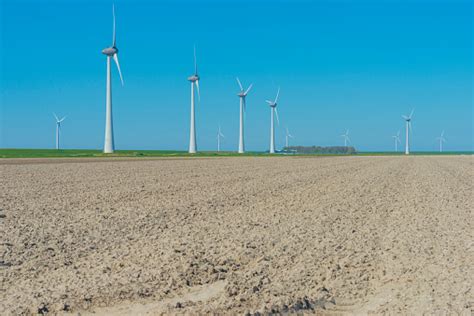 봄에 푸른 하늘 아래 햇빛에 풍력 터빈을 따라 고랑이있는 쟁기질 된 농업 분야 0명에 대한 스톡 사진 및 기타 이미지 0명 경관 고랑 농업 Istock