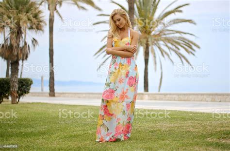 금발 여자 입고 걸리죠 선 정장용 걷기 파크 여자에 대한 스톡 사진 및 기타 이미지 여자 2015년 미소 Istock