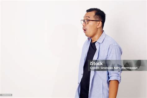 와우와 충격적인 아시아 남자의 얼굴은 빈 공간을 제시합니다 광고 모델 개념 30 39세에 대한 스톡 사진 및 기타 이미지 30 39세 35 39세 감정 Istock