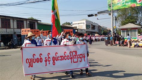 Dvb စစ်ကိုင်းမြို့မဈေးကြီးရှေ့တွင် သပိတ်စစ်ကြောင်းပေါင်းစုံ စုပေါင်း ထိုင်သပိတ်ပြုလုပ်