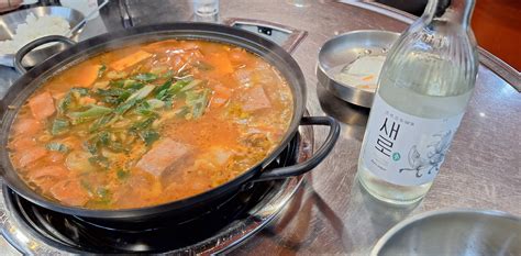 Chul 하루 종일 비가 내린다 내 안의 쓰잘 데 없는 생각이 비에 다 씻겨져 내리는 듯 시원하다 엄마는 약속이 있어 사라졌고 나와 내 딸은 이 시원함을 술과 함께