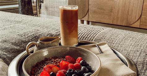 가벼운 건강식품 과일 그릇 그래놀라 나무 머리판 냅킨 딸기 램프 럭셔리 맛있는 미식가 베리류 브런치 블루베리 숟가락 시리얼 식사 아늑한