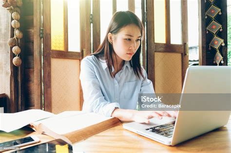 노력 하는 아름 다운 아시아 비즈니스 여자와 노트북 휴대 전화 태블릿 빈티지 음색에 주식 분석 투자 감정적인 행위 건강관리와 의술에 대한 스톡 사진 및 기타 이미지 Istock