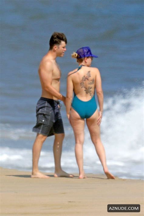 Scarlett Johansson Sexy On A Romantic Beach Stroll With Colin Jost In The Hamptons New York