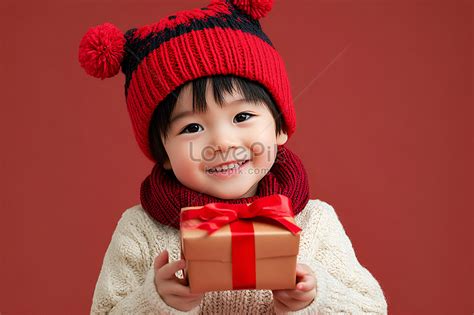 아이는 선물 상자를 들고 있습니다