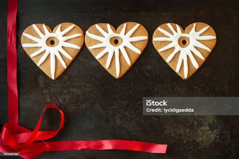 어두운 배경에 빨간 리본이있는 세 개의 진저 브레드 하트 모양의 쿠키 0명에 대한 스톡 사진 및 기타 이미지 0명 3가지 개체 갈색 Istock