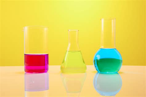 노란색 배경에 색상 액체가있는 다른 실험실 유리 제품 실험실 화학 연구를위한 다채로운 액체가있는 테스트 튜브 0명에 대한 스톡