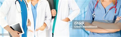 헬스케어 사람들 그룹 다른 의사 간호사 및 외과 의사와 병원 사무실 이나 클리닉에서 근무 하는 전문 의사 의료 기술 연구소 및 의사 직원 서비스 개념 간호사에 대한 스톡